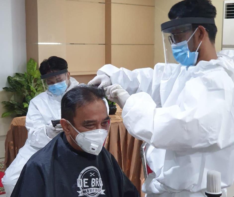 Lihat Momen para Dokter Tim Covid-19 Ramai-ramai Cukur Rambut - FAJAR Lihat Momen para Dokter Tim Covid-19 Ramai-ramai Cukur Rambut - FAJAR