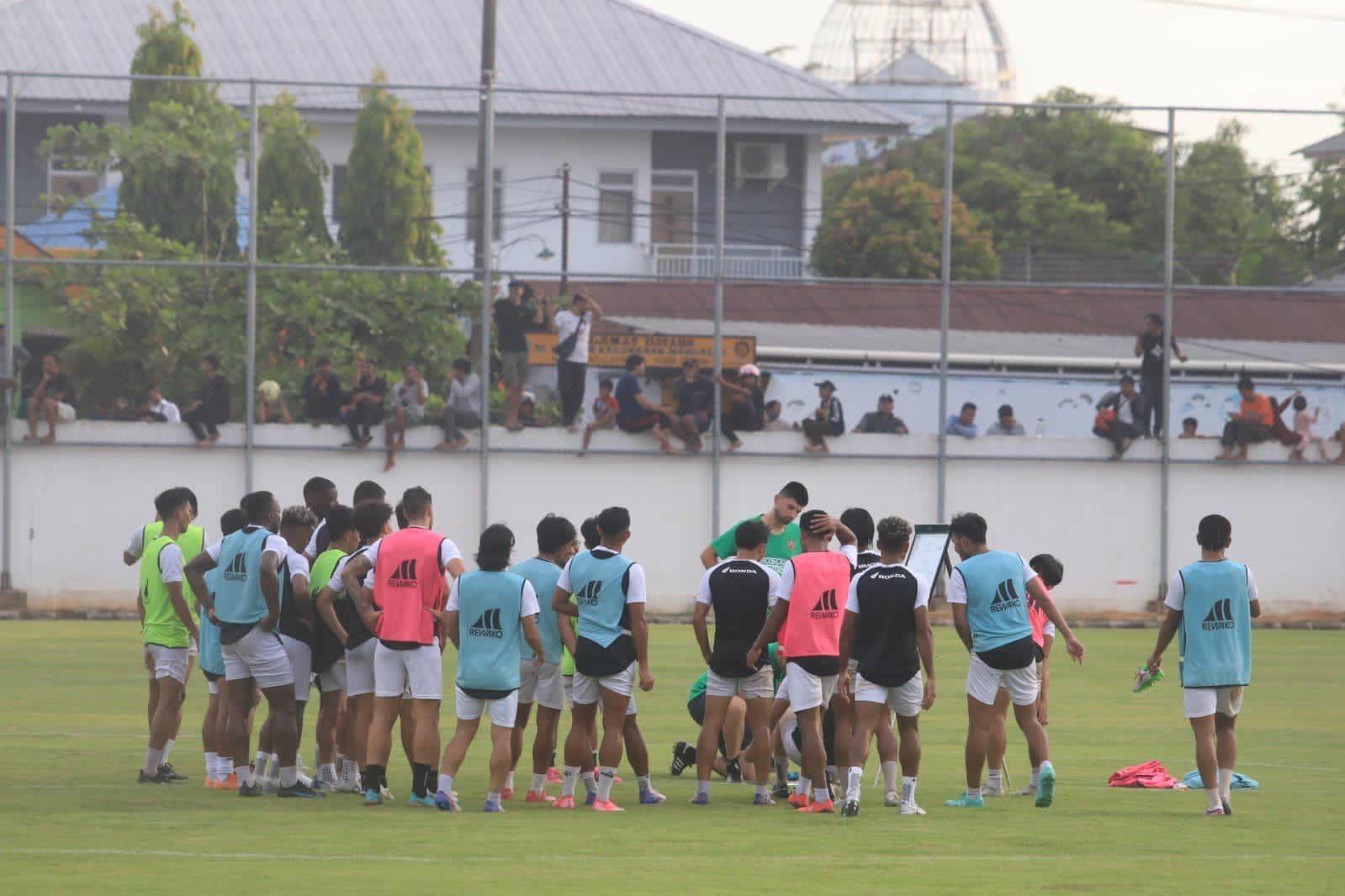 Wiljan Pluim dan Akbar Tanjung Gabung di Sesi Latihan, PSM Makassar ... Wiljan Pluim dan Akbar Tanjung Gabung di Sesi Latihan, PSM Makassar ...